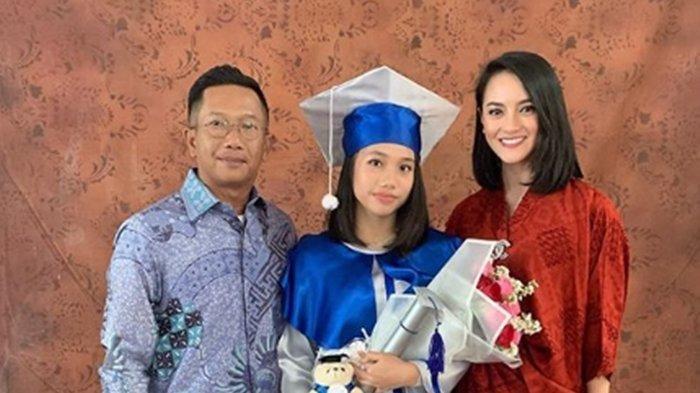 Menilik Potret Kompaknya Ririn Ekawati dan Mantan Suaminya saat Hadiri Acara Wisuda Sang Putri ...