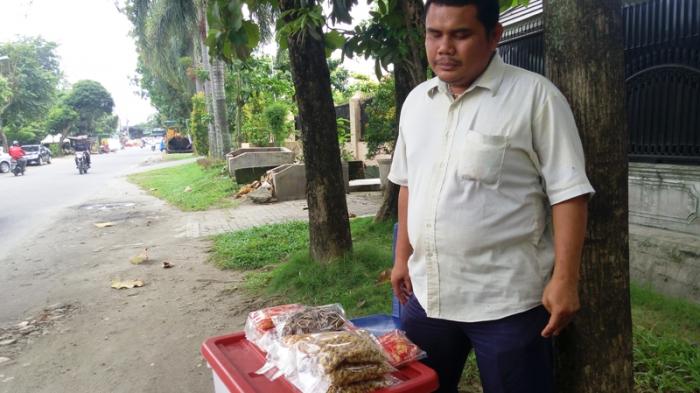 Perjuangan Tukang Kerupuk Tuna Netra Agar Anaknya Bisa Sekolah - Tribun-medan.com
