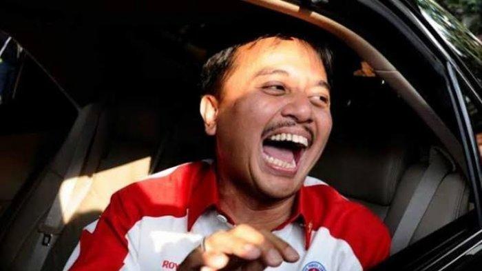 Digiring ke Penjara, Roy Suryo Tampak Angkat Jempol dan Penyangga Leher Masih Terpasang - Tribun ...