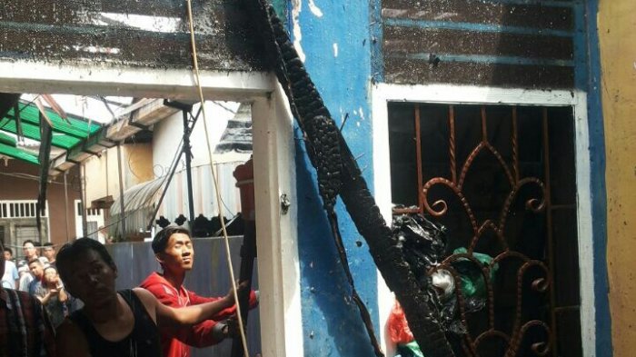 Terdengar Ledakan saat Listrik Menyala, Dua Rumah Hangus Terbakar - Tribun-medan.com