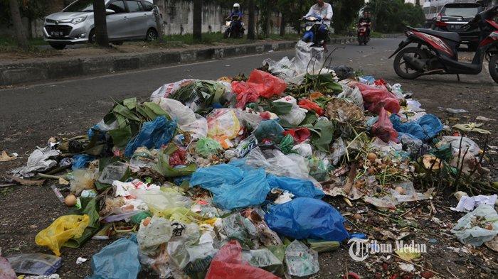 BERITA FOTO Sampah Menumpuk dan Berserakan di Pinggir Jalan Iskandar ...