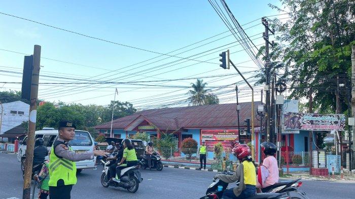 Urai Kemacetan Dijalan Raya, Personil Polres Sibolga Gelar Pos Padat Pagi - Tribun-medan.com
