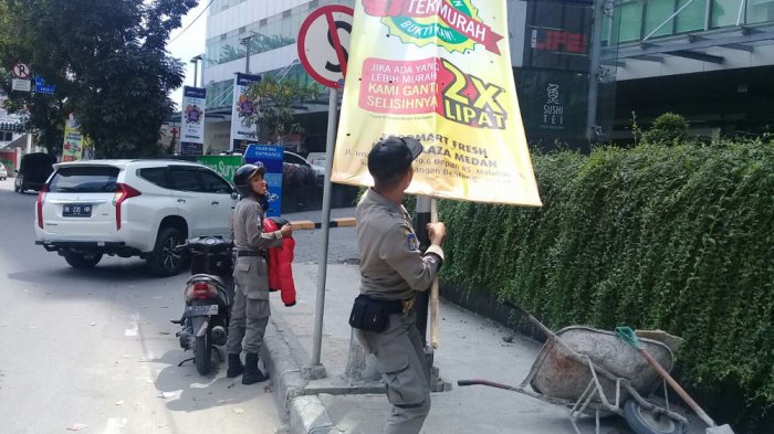 Tidak Ada Izin, Satpol PP Bersihkan Puluhan Umbul-umbul dan Spanduk ... Tidak Ada Izin, Satpol PP Bersihkan Puluhan Umbul-umbul dan Spanduk ...