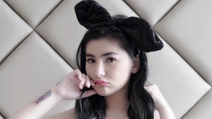 Penglihatan Artis Angela Lee Terganggu, Matanya Bengkak hingga Sulit ...