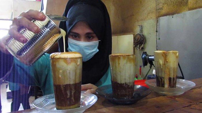 Kuliner Medan, Minuman TST yang Dibuat Menggunakan Mesin Jahit ...