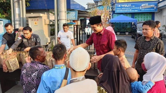 KEREN! Imigrasi Polonia Turun ke Jalan Bagikan Takjil kepada Masyarakat ...