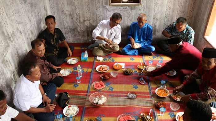 Sihar Sitorus Disuguhi Hasil Tangkapan Nelayan Saat Berkunjung ke ...