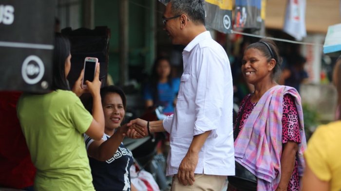 Blusukan di Pasar Pakkat, Sihar Sitorus Dibikin Mandi Keringat oleh Ibu ...