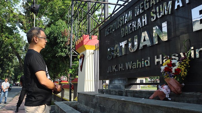 Sihar Sitorus Apungkan Doa dan Letakkan Bunga di Mako Brimob Medan ...