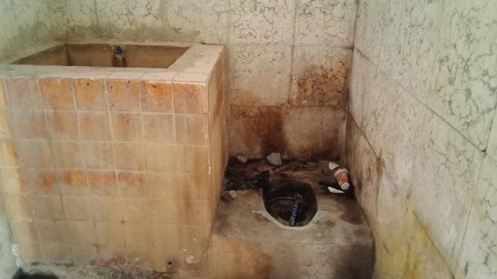 Siswa Tak Tahan Bau dari WC, Gedung SMP Negeri di Toba Samosir Rusak ...