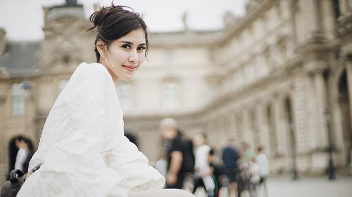 Syahnaz Sadiqah Unggah Foto Kenakan Hijab, Penampilannya Panen Pujian ...