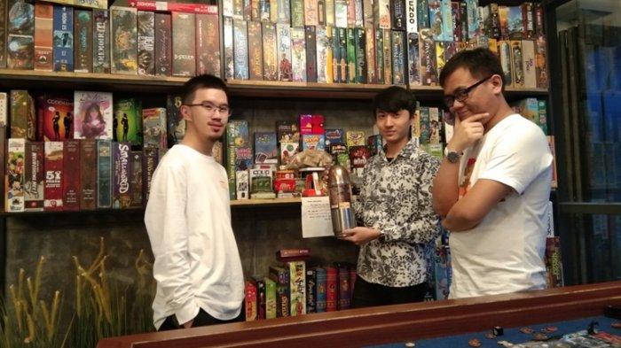 Bosan Dikendalikan Gadget? Table Top Board Cafe, Sediakan Ratusan Game ...