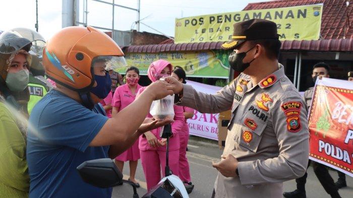 Polres Nias bersama Bhayangkari bagikan Takjil gratis kepada Pengguna Jalan - Tribun-medan.com