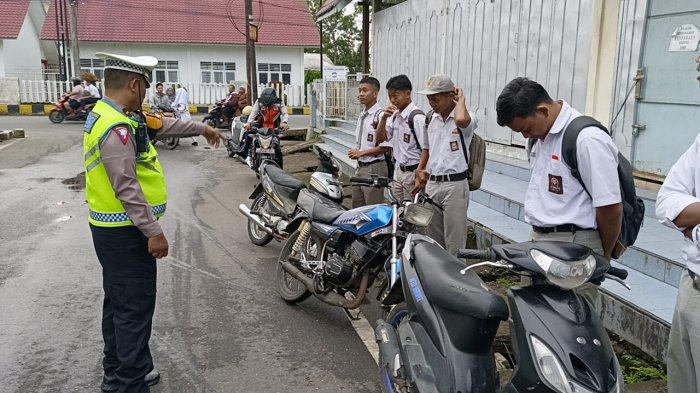 Satlantas Polres Padangsidimpuan Beri Imbauan Humanis ke Pelajar Agar Pakai Helm Saat Berkendara ...