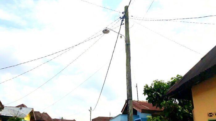 Tiang Listrik Kayu Retak dan Sudah Keropos, Warga Tapian Nauli Merasa ...