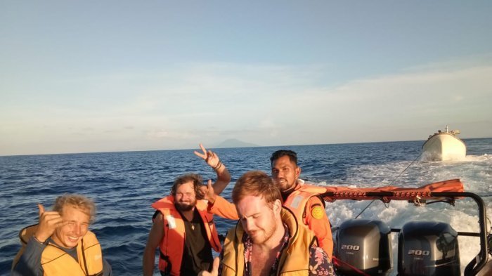 Tim Sar Berhasil Evakuasi Turis Asing yang Terapung Usai Boat Alami Mati Mesin di Perairan ...