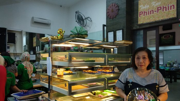 Ragam Jajanan Pasar Menggunakan Bahan Bermutu di Toko Kue Phin Phin - Tribun-medan.com