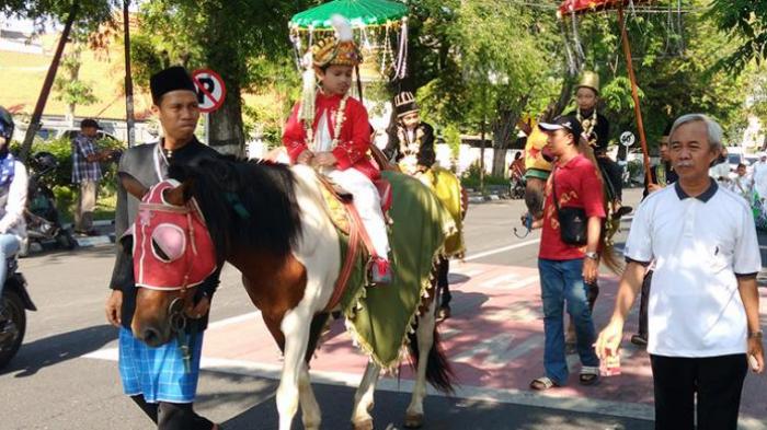 Ratusan Siswa Sambut Tahun Baru Islam Dengan Tradisi Kemanten Sunat ...