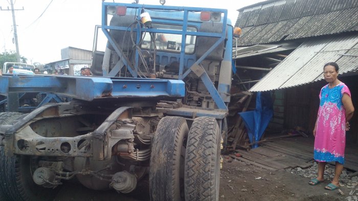 Truk Trailer Kontainer Seruduk Rumah Warga, Sopir Luka-luka - Tribun-medan.com