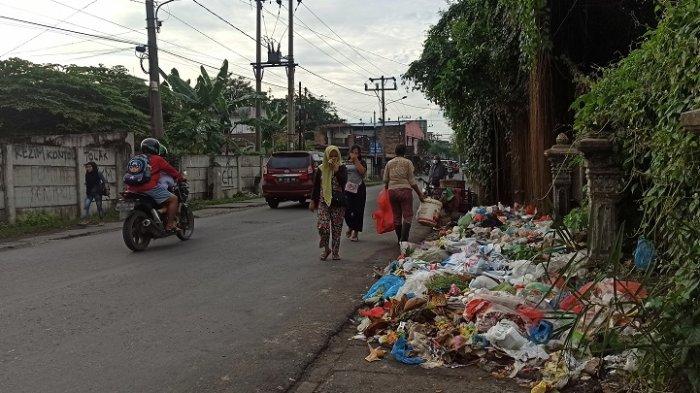 Sampah Menumpuk di Pinggir Jalan Mandala By Pass, Warga Keluhkan Bau Busuk - Tribun-medan.com