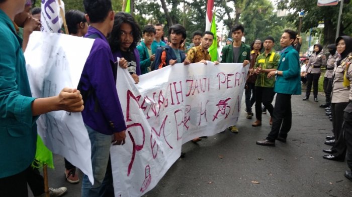 Premium Langka, Demonstran Gedor-gedor Gerbang Kantor Pertamina ... Premium Langka, Demonstran Gedor-gedor Gerbang Kantor Pertamina ...