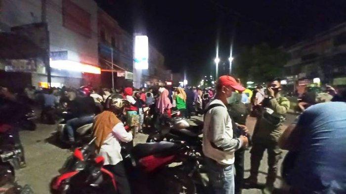 Warga Ramai-ramai Datangi Bank Sampai Dinihari, tak Mau Pulang Meski ...
