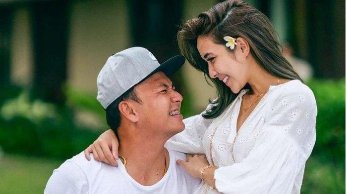 VIRAL Video Gisella Anastasia Mesra dengan Mantan Kekasihnya, Rapikan Baju Wijin Hingga Berbisik ...