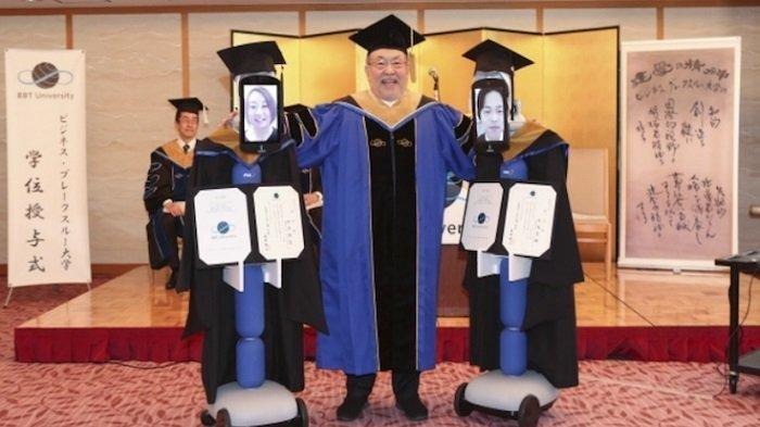 Robot Pakai Baju Toga & Tampilkan Wajah Mahasiswa, Cara Universitas di ...