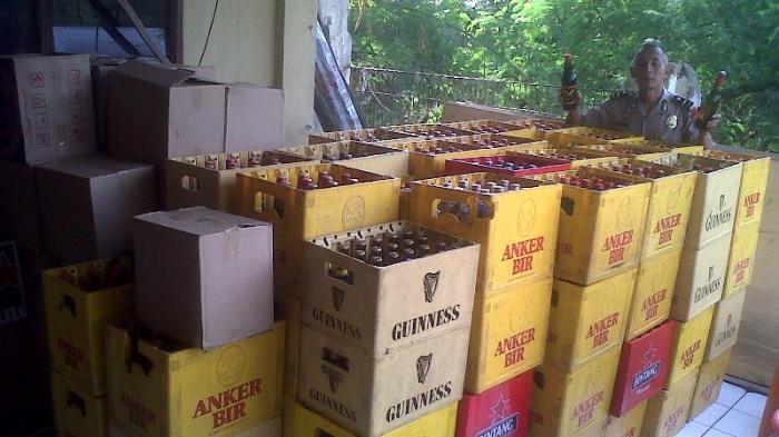 10 Ribu Botol Miras Disita dari Dua Toko - Metro Banjar