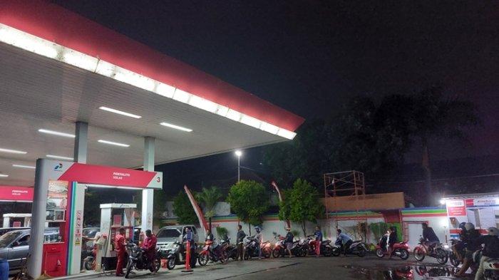 Santer Wacana Harga BBM Naik, Antrean di SPBU Wilayah Karanganyar Mengular Hingga Jalan Raya ...