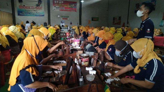 Upah Buruh Rokok Borongan dan Harian di Kudus Naik, PPRK Teken ...