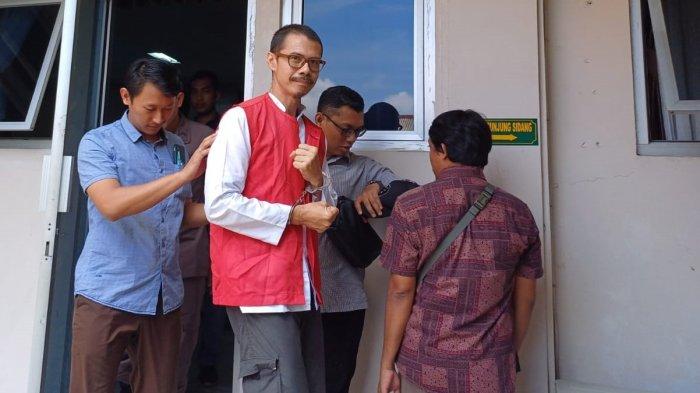 Daniel Frits Pakai Rompi Orange Rambut Dipangkas Habis, Kuasa Hukum ...