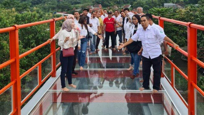 Siap Jadi Destinasi Wisata Baru, Pembangunan Jembatan Kaca Tinjomoyo ... Siap Jadi Destinasi Wisata Baru, Pembangunan Jembatan Kaca Tinjomoyo ...