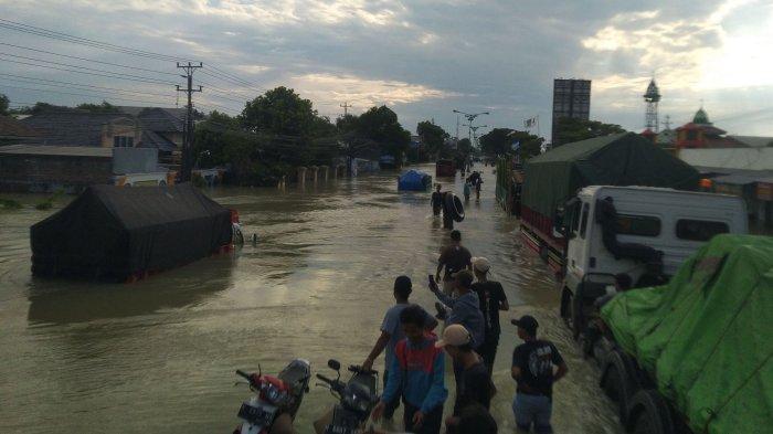 Ketinggian Genangan Capai 1,5 Meter, Jalur Pantura Kudus-Demak Lumpuh Total Terendam Banjir ...