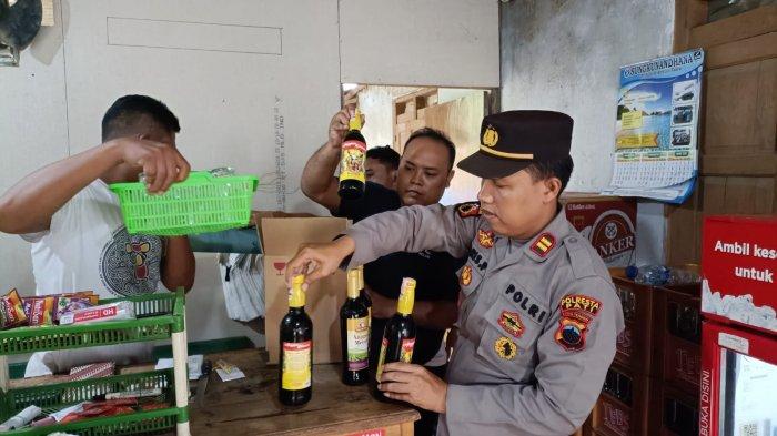 Polisi Razia Warung Miras di Tayu Pati, Belasan Botol Anggur hingga ...