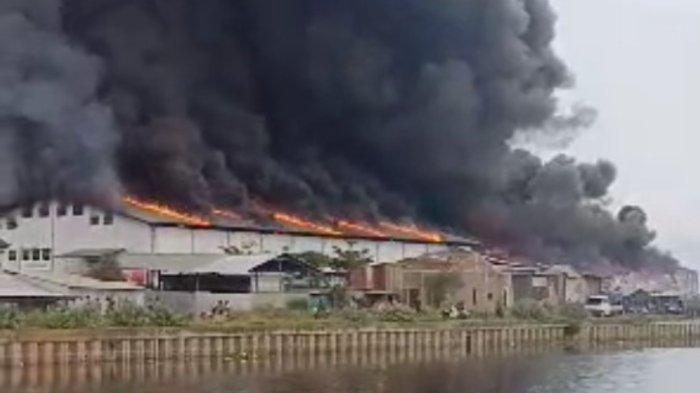 BREAKING NEWS: Pabrik Sepeda Listrik di Semarang Terbakar, Asap Hitam Pekat Membumbung Tinggi ...