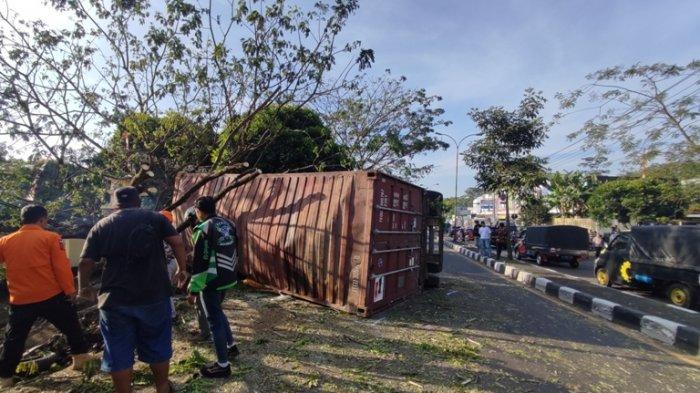 Truk Terguling di JLS Salatiga Tabrak Pohon, Dua Pelajar Naik Motor Jadi Korban - tribunmuria.com