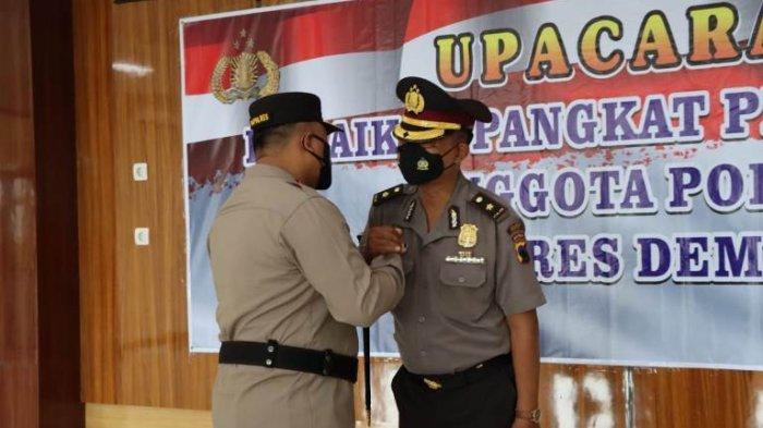 Jelang Pensiun, Personel Polres Demak Dapat Kenaikan Pangkat Pengabdian - tribunmuria.com