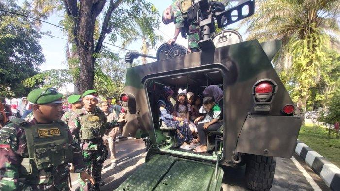 Warga Pekalongan Serbut Tank Anoa yang Dipamerkan dalam Kirab Merah ...