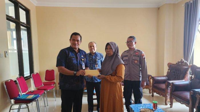 Warga Terdampak Longsoran Sampah TPA Sukosari Terima Kompensasi Hingga Rp 12 Juta - tribunmuria.com