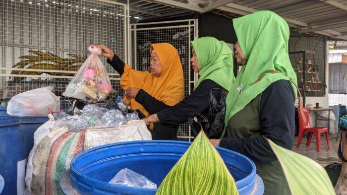 Emak-emak Srikandi Sampah di Kudus, Pilah dan Kelola Limbah demi Lestarinya Lingkungan ...