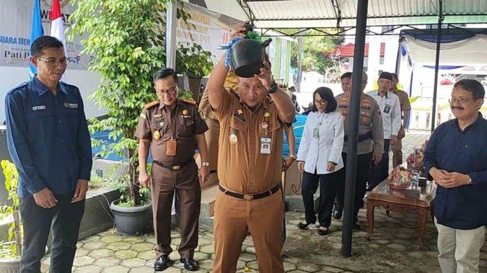 Pj Bupati Henggar Budi Anggor Pecahkan Kendi di Sekretariat PWI Pati ...