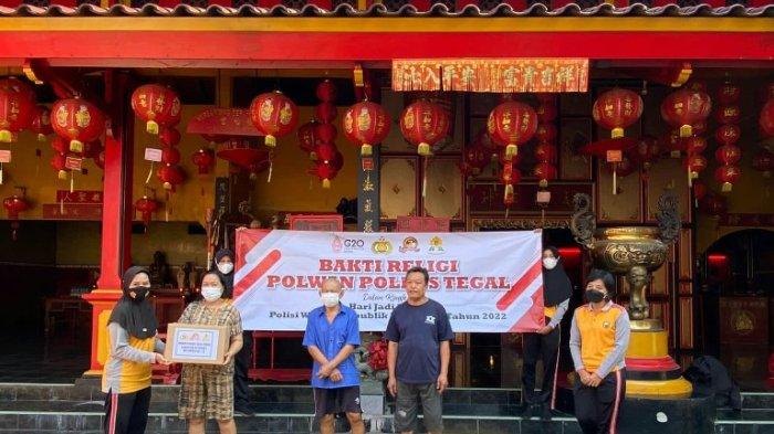 Keliling Lima Tempat Ibadah, Polwan Polres Tegal Bagi Paket Sembako, Ramaikan HUT ke-74 ...