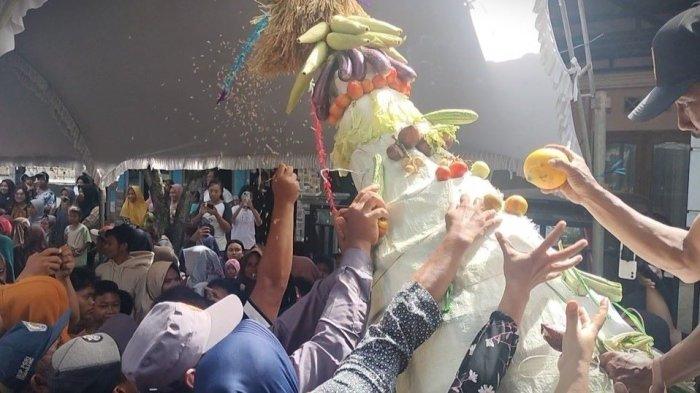 Dipercaya Bawa Berkah Setahun ke Depan, Gunungan Sedekah Bumi Apitan di ...