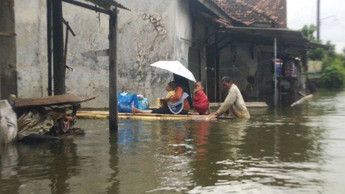 Update Banjir Kudus: Desa Setrokalangan Masih Terisolir, Akses Jalan Putus Terendam Banjir ...