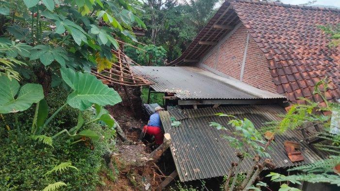 91 Rumah Rusak Berat Tertimpa Longsor di Kecamatan Gumelar Banyumas - tribunmuria.com