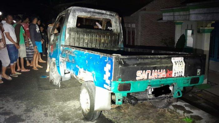 Mobil Pick Up dan Hand Traktor Ikut Terbakar Saat Api Lalap Bangunan di ...
