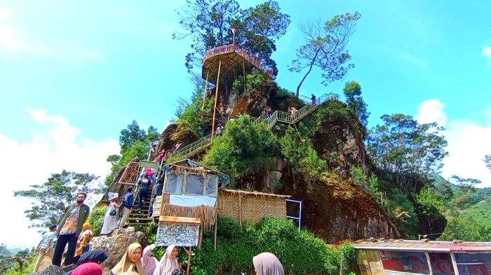 Wisata Batu Pandang Ratapan Angin Wonosobo, Suguhkan View Pemandangan ...