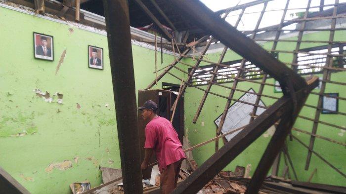 Nestapa 65 Siswa SDN 6 Hadipolo Kudus, Atap Kelas Ambruk setelah Diguyur Hujan Deras ...