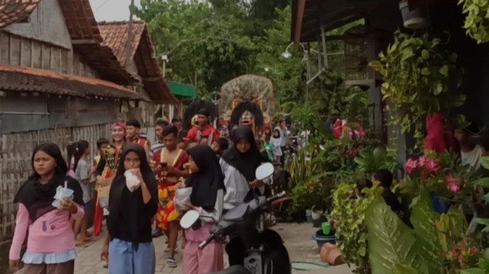 Meriahnya Sedekah Bumi di Sarimulyo Blora, Warga Antusias Lihat Tayub ...